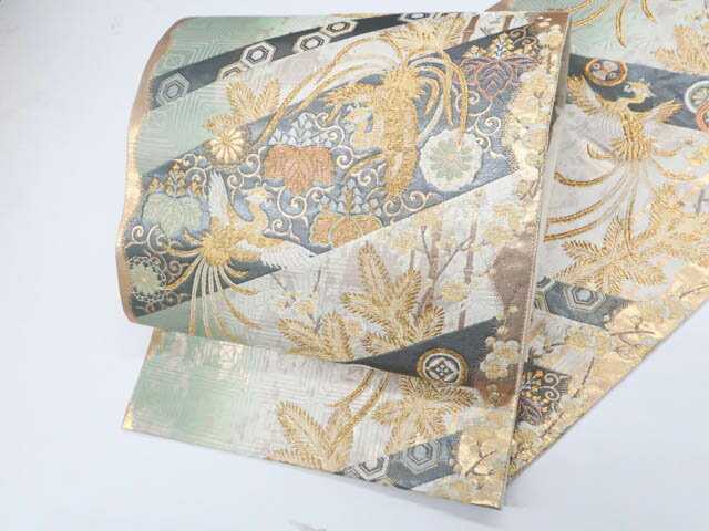 ーーーーサイズ・素材・お色ーーーー 長さ：約432cm 幅：約30cm 地色：緑・金・灰他 (1枚目の画像が近いお色かと思われます) 素材：正絹 ーーーー商品状態ーーーー 汚れ:折山と無地場に薄汚れと箔ほしがございますが、着用可能です。 ラ...