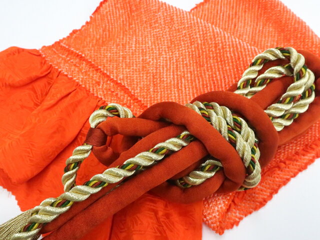 ーーーーサイズ・素材・お色ーーーー 帯締め 長さ：M サイズ ◆帯締め Mサイズ・・約145cm以上◆ ◆帯締め Lサイズ・・約180cm以上◆ ◆帯揚げ ・・生地幅 約28cm以上◆ 地色：橙・金 (1枚目の画像が近いお色かと思われます)...