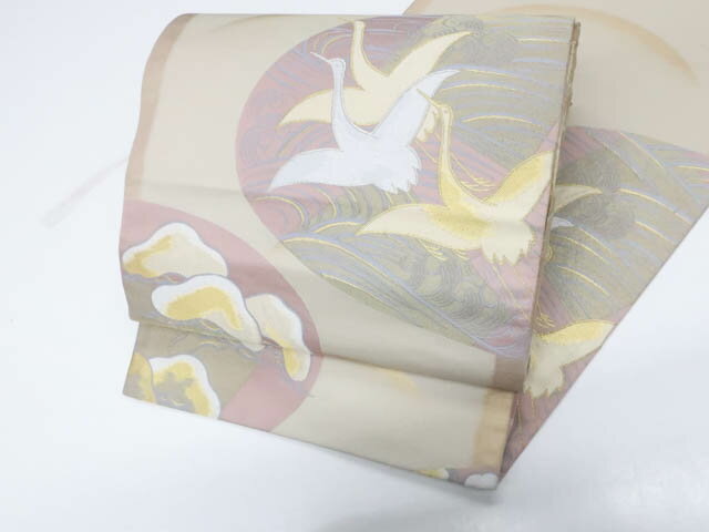 【サイズ・素材・お色】 長さ：約436cm 幅：約31cm 地色：薄ベージュ (1枚目の画像が近いお色かと思われます) 素材：正絹 【商品状態】 汚れ:折れ山に汚れ、箔干しがございますが、着用可能です。 ランク:B その他:垂れ中に文字 【...