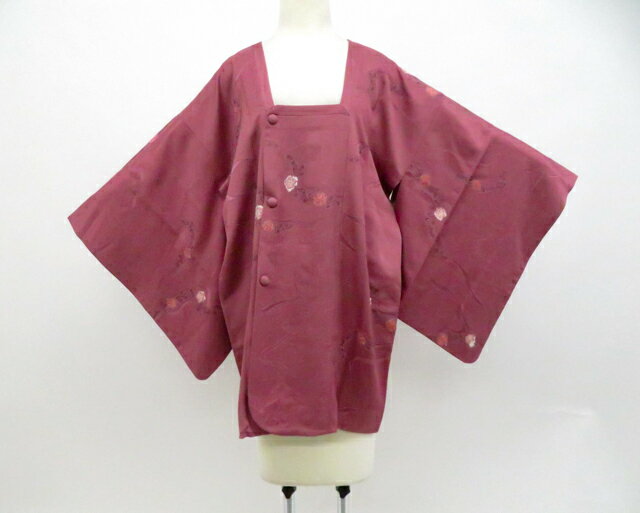 【サイズ・素材・お色】 身丈：約82cm 裄丈：約65cm 袖丈：約47.5cm 後幅：約30.5cm 前幅：約34.5cm 地色：くすみ濃いピンク (1枚目の画像が近いお色かと思われます) 素材：正絹 【商品状態】 汚れ:羽裏汚れがござい...