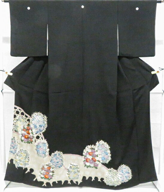 【サイズ・素材・お色】 身丈：約163.5cm 裄丈：約62cm 袖丈：約48.5cm 後幅：約30cm 前幅：約23cm 地色：黒 (1枚目の画像が近いお色かと思われます) 素材：正絹 【商品状態】 汚れ:表所々汚れがございますが、着用可...
