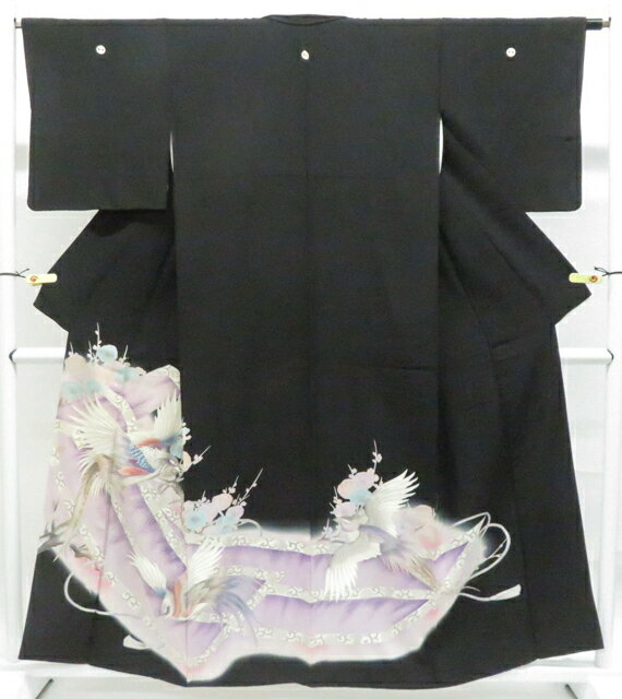 【サイズ・素材・お色】 身丈：約157.5cm 裄丈：約63.5cm 袖丈：約45cm 後幅：約29.5cm 前幅：約24.5cm 地色：黒 (1枚目の画像が近いお色かと思われます) 素材：正絹 【商品状態】 汚れ:紋に黄ばみや汚れ、身頃柄...