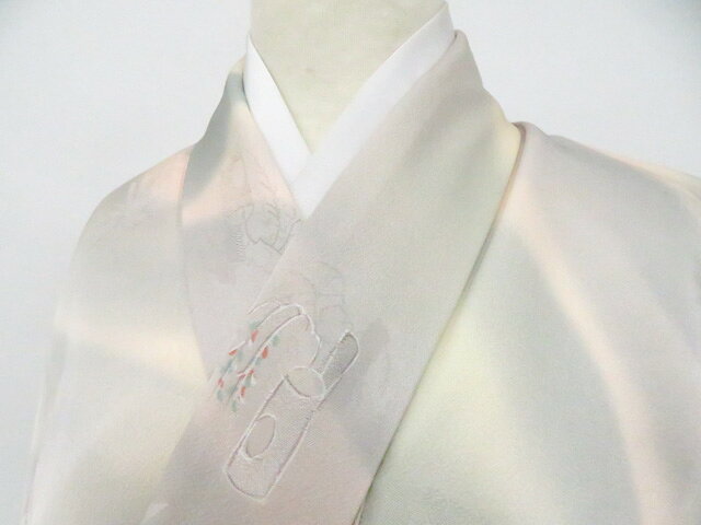 【サイズ・素材・お色】 身丈：約159.5cm 裄丈：約67cm 袖丈：約48.5cm 後幅：約30cm 前幅：約23cm 地色：薄灰|薄ピンク (1枚目の画像が近いお色かと思われます) 素材：正絹 【商品状態】 汚れ:全体の所々に薄いシミ...