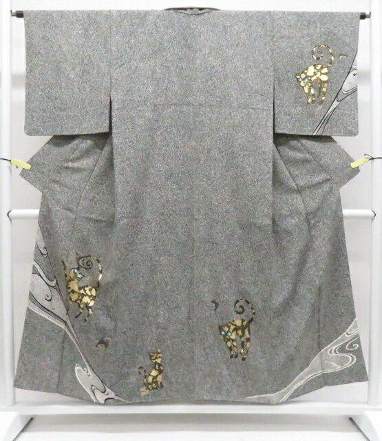 【サイズ・素材・お色】 身丈：約152.5cm 裄丈：約63.5cm 袖丈：約49cm 後幅：約30.5cm 前幅：約23cm 地色：黒 (1枚目の画像が近いお色かと思われます) 素材：正絹 【商品状態】 汚れ:左前袖、衿折山に薄汚れがござ...
