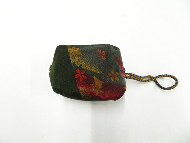 【サイズ・素材・お色】 横　：約12cm 縦　：約7cm マチ：約6cm 地色：深緑 (1枚目の画像が近いお色かと思われます) 素材：化繊 【商品状態】 汚れ:なし。 ランク:N その他: 【ランク説明】 N:新品・未使用品 S:未使用品に...