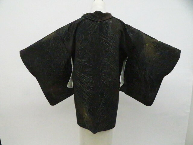 【サイズ・素材・お色】 身丈：約77.5cm 裄丈：約64.0cm 袖丈：約47.0cm 後幅：約ーcm 前幅：約ーcm 地色：黒 (1枚目の画像が近いお色かと思われます) 素材：正絹 【商品状態】 汚れ:羽裏にシミ、紐に薄汚れ、薄ヤケがご...