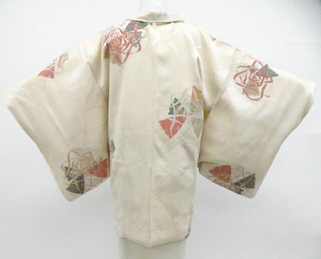 【サイズ・素材・お色】 身丈：約76cm 裄丈：約63cm 袖丈：約49cm 後幅：約-cm 前幅：約-cm 地色：くすみ薄ベージュ (1枚目の画像が近いお色かと思われます) 素材：正絹 【商品状態】 汚れ:リサイクル商品のため羽裏、前、後...
