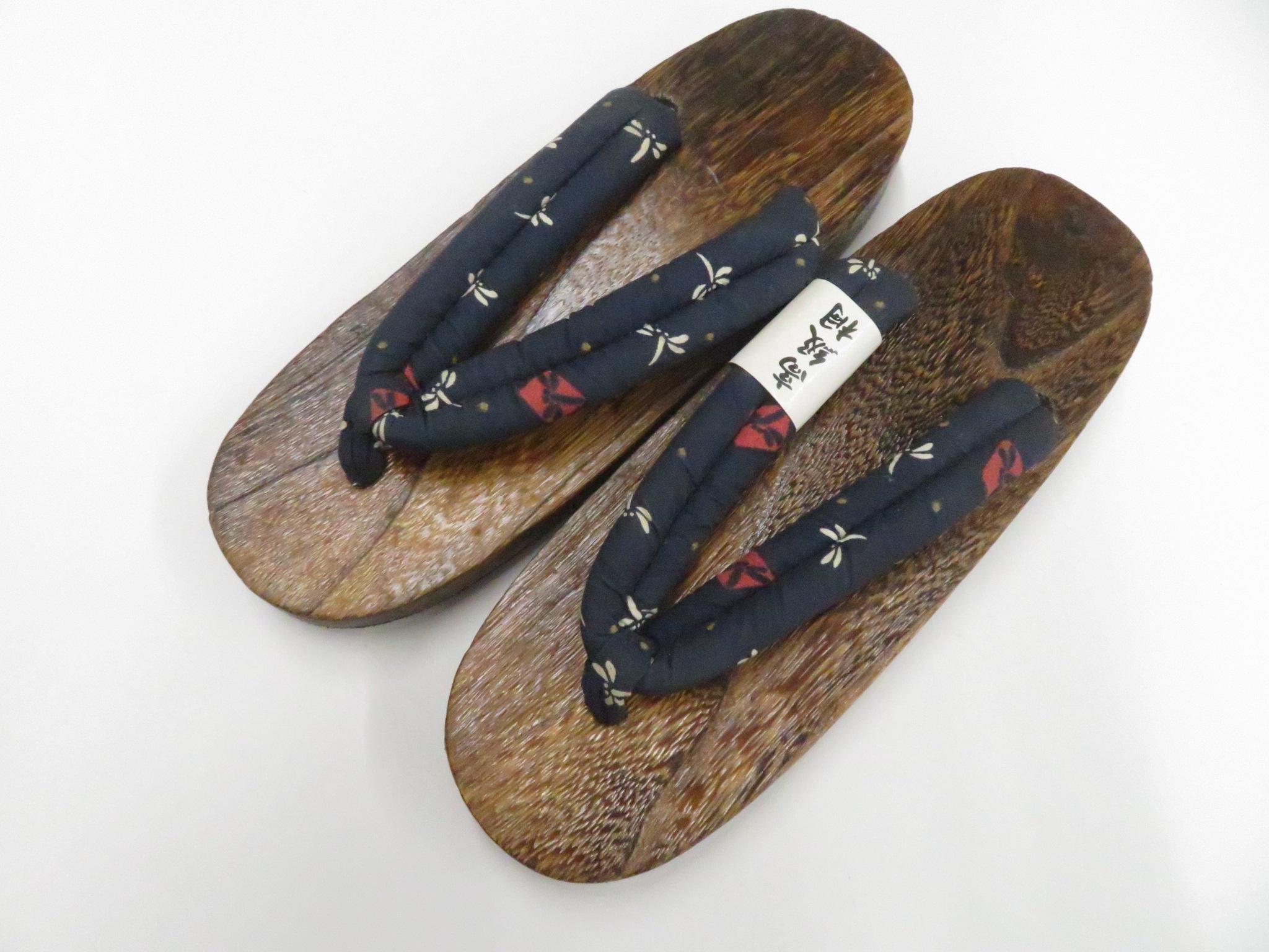 【サイズ・素材・お色】 長さ：約24.5cm 幅　：約8.5cm 高さ：約2.5cm 地色：茶|紺 (1枚目の画像が近いお色かと思われます) 素材：桐 【商品状態】 汚れ:鼻緒薄汚れがございますが、リサイクル商品としては綺麗な状態のお品物で...