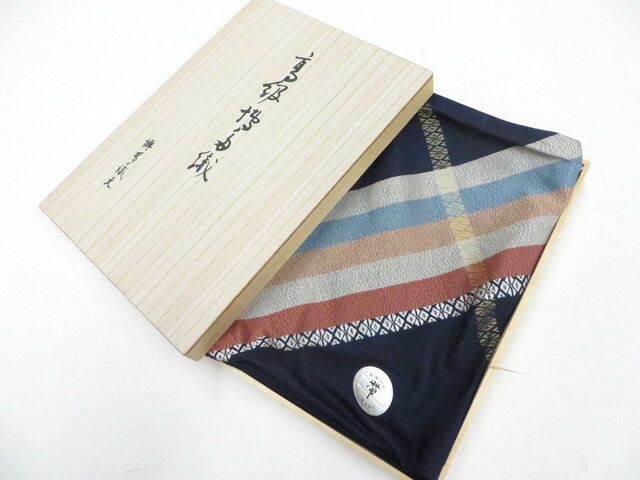 【サイズ・素材・お色】 サイズ：約75cm×約75.5cm 地色：紺 (1枚目の画像が近いお色かと思われます) 素材：正絹 【商品状態】 汚れ:なし。 ランク:A その他:保管じわ 【ランク説明】 N:新品・未使用品 S:未使用品に近い A...