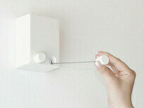 森田アルミ工業 室内物干しワイヤー pid 4M使いたい時だけ、ワイヤーを伸ばして干せる室内物干し。どんな空間にも溶け込むミニマルデザイン。不意にタブを離してしまっても、ゆっくりとワイヤーが巻き戻る安全設計です。ワイヤー長さ：4.0m最大荷...