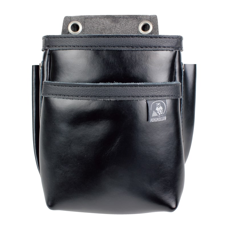 抜群の耐久性釘などを通さない、強さと軽さを持ったマイクロレザー採用。収納に便利な内ポケット付き巾広マチアイレット材質土台部 マイクロレザーポケット部 皮革サイズH210×W150×D95mm