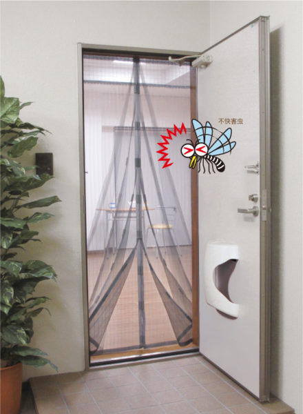 虫をよせつけにくい加工を施した、玄関用アミ戸（マグネットタイプ）です。虫よけ成分「ペルメトリン」を繊維にしっかり固着させる加工をしており、虫をよせつけにくい仕様になっておりますので、虫の侵入防止効果が得られます。※外開きドア専用■虫をよせつ...