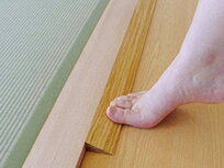 カーボーイ 痛くないぞ M 木目つまさきをケガから守ります！柔らかい発泡材を使用しているので、ぶつかった時の衝撃を和らげます。木目柄のため廊下やフローリングに使用しても見た目を損ないません。自由な長さにカットして使用することもできます。長さ...