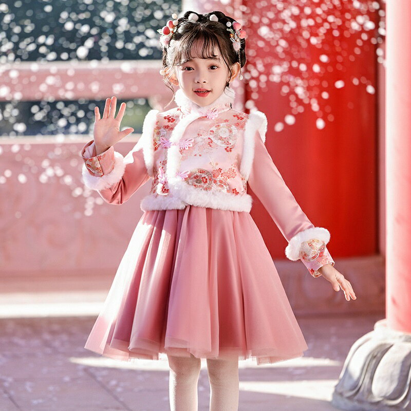 ■ この商品の特徴 ● 本格的な中国風デザイン：特別な日の記念写真や行事で、お子様が主役になれる華やかな一枚です。 ● 冬に嬉しい厚手素材：ポリエステル素材を使用した厚手の生地で、寒い季節のイベントでも安心です。 ● セットでさらに嬉しい：...