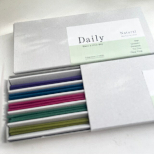 商品情報内容量お香スティック30本（6本 × 5種類の香り）サイズボックス　H6.3 x W14.6 x D1.5(cm)燃焼時間1本あたり約30分となります。製造国日本お香　Daily INCENSE（45本入）　 5種 アソート nat...