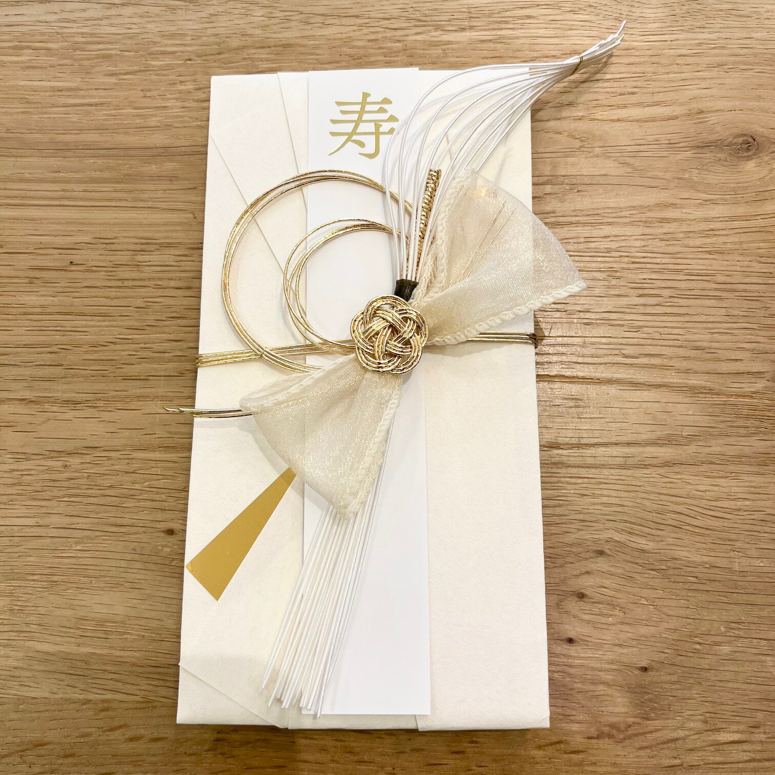 送料110円込み「みめよい祝儀袋」カラーリリーの祝儀袋　金白 一つ一つ丁寧に作られた祝儀袋です。 渡した方に気持ちが伝わるようにという想いを込めて丁寧に作られたご祝儀袋です。ウェディングをイメージし、高貴で純粋なイメージが白と金の水引で表現...