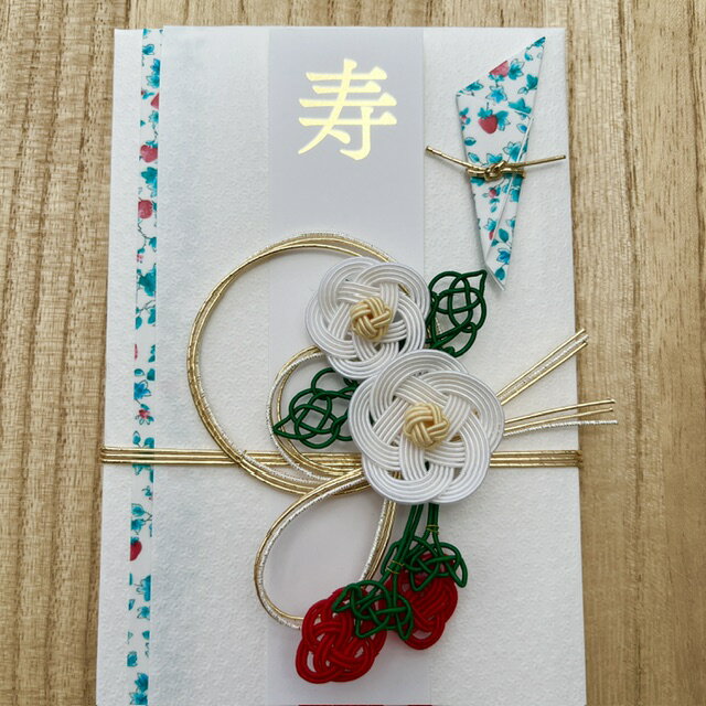 送料110円込み「みめよい祝儀袋」　いちごの御祝儀袋 一つ一つ丁寧に作られた祝儀袋です。 渡した方に気持ちが伝わるようにという想いを込めて丁寧に作られたご祝儀袋です。白い花と瑞々しい実を組み合わせた紅白カラーがかわいらしく、縁起の良いデザイ...