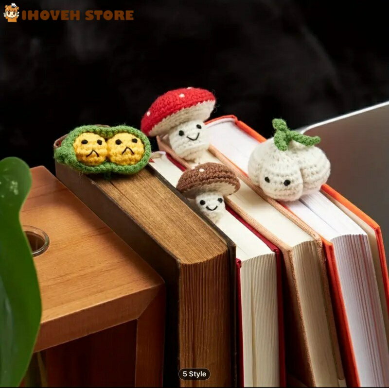 商品説明 手作業でかぎ針編みされた、かわいいキノコマスコットのしおりです。エンドウ、赤いキノコ、カーキ色のキノコ、ニンニクの4種類が1セットになっています。それぞれにやわらかいフリンジが付いており、本のページにさすだけで、ほっこりとした手作...