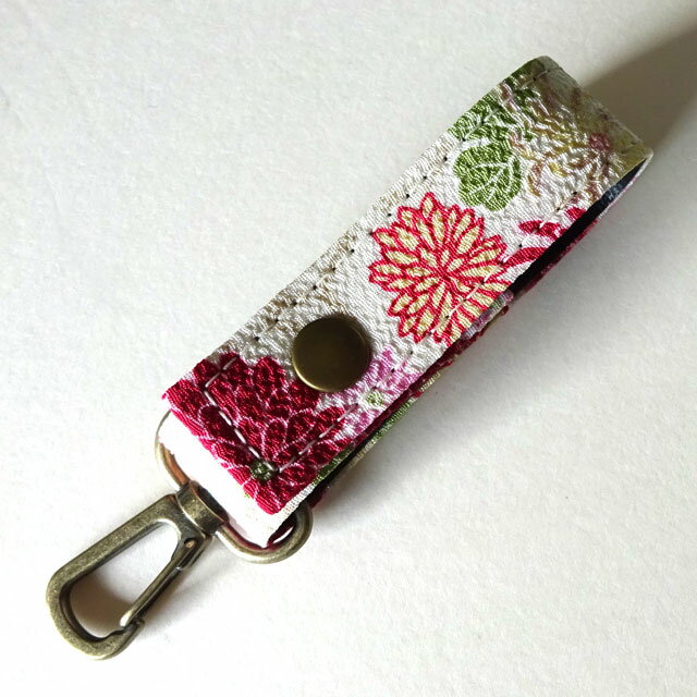 素材にこだわり、丈夫で発色が鮮やかな「ポリエステルちりめん」を使用しています。 見て楽しく、身に付けてうれしいキーホルダーです。 ジーンズやカジュアルウェアにピッタリ！ ※生地の取り方で多少柄の出方が変わります。 カラー 和風・ちりめん／雑...