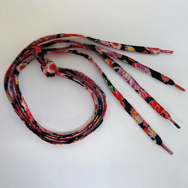 シンプルな靴に合わせる？ 大好きな靴に合わせる？ 足元のオシャレに！ 素材にこだわり、丈夫で発色が鮮やかな「ポリエステルちりめん」を使用しています。和柄シューレースは2本で1セットです。 サイズ 平型 幅0.9cm×全長110cm 和風・ち...