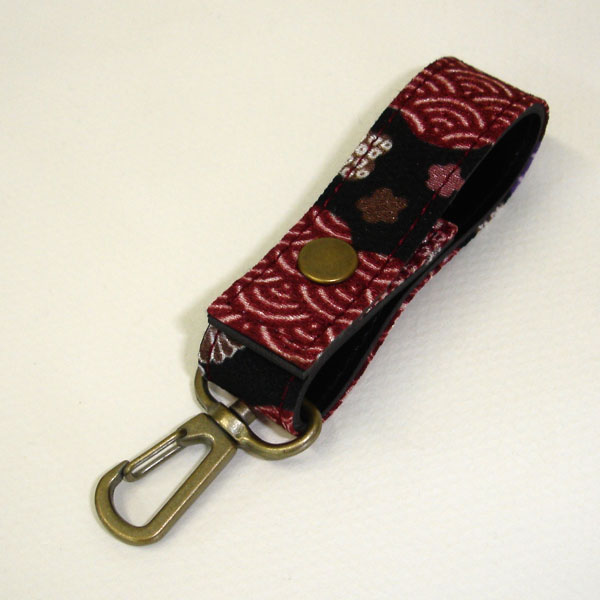 素材にこだわり、丈夫で発色が鮮やかな「ポリエステルちりめん」を使用しています。 見て楽しく、身に付けてうれしいキーホルダーです。 ジーンズやカジュアルウェアにピッタリ！ ※生地の取り方で多少柄の出方が変わります。 カラー 和風・ちりめん／雑...