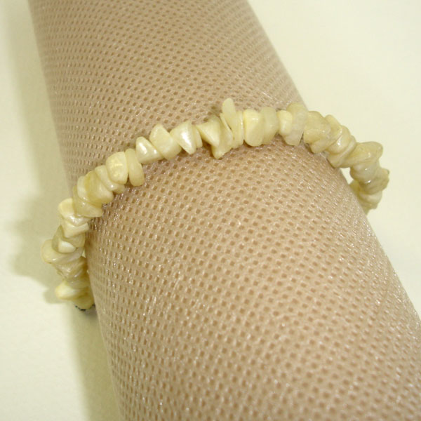 大きめの引き輪なので簡単に付けられます。 素材/白蝶貝（マザーオブパール）、シルバー925（金具、ロンデル） インドネシア・バリ島/シルバー製 カラー 乳白色 サイズ 長さ約20cm 備考 ※ 体質によりアレルギーをおこすこともあります。 ...