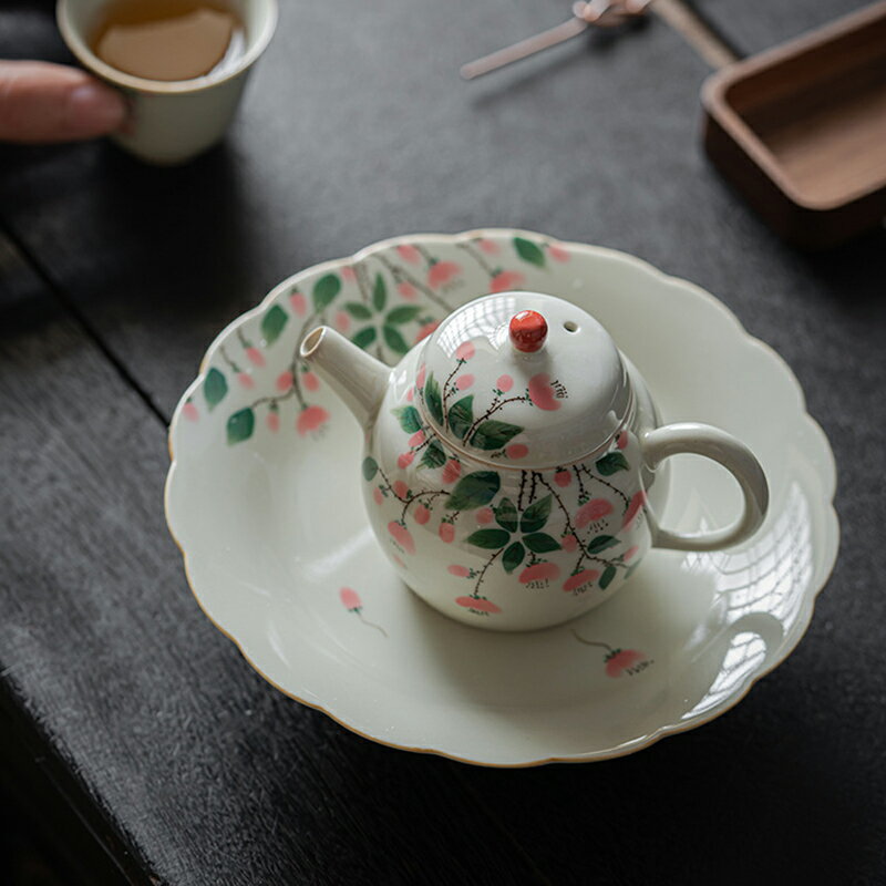 日本茶、中国茶、紅茶やハーブティーなどお茶の色味が楽しめる陶磁のティーポット。持ちやすい蓋と取っ手が特徴のティーポットになっており、英国のティータイムを思わせる優雅なティーセットです。取扱注意:レンジ×/ オーブン×/ 食洗機×急な温度変化...