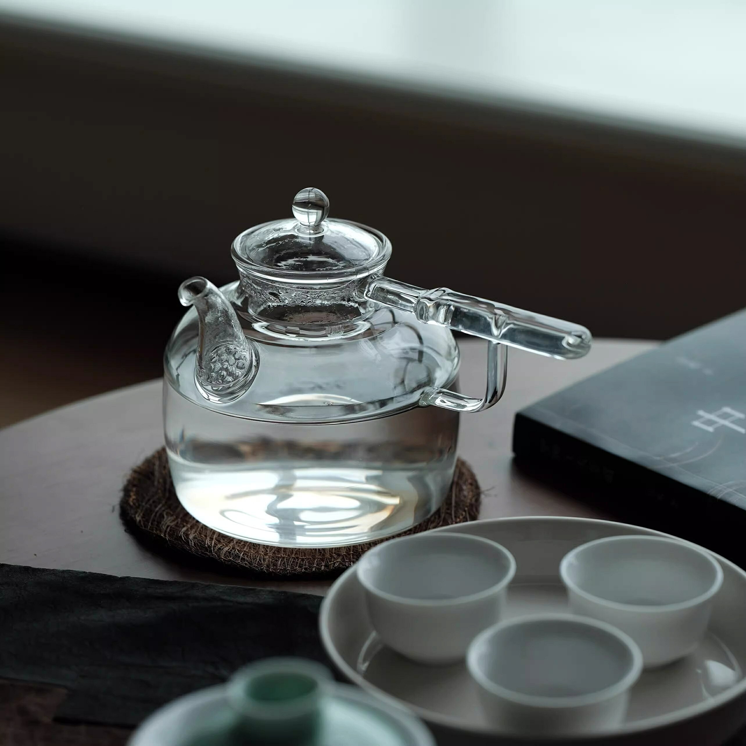 日本茶、中国茶、紅茶やハーブティーなどお茶の色味が楽しめるガラスのティーポット。また耐熱ガラスなので色や、においがうつりにくいです。持ちやすい蓋と取っ手が特徴のティーポットになっており、ポットの中にはガラスの茶こしが付いています英国のティー...