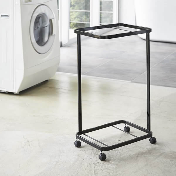 縦に置いても横に置いても使えますランドリーワイヤーバスケット タワー用のランドリーワゴン。ランドリーワイヤーバスケット タワーが2台収納できます。コーナーが開いたデザインになっているので、縦置きでも横置きでも、洗濯カゴが取り出しやすい。ラン...