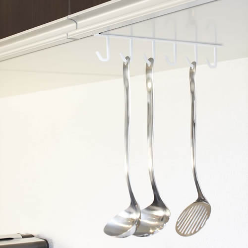 吊り戸棚に差し込むキッチン収納シリーズシンプル＆モダンスタイルのキッチン用品シリーズ『tower』。キッチンの吊り戸棚に差し込んで使用する6連フック。 目線の高さで使いやすく、キッチンスペースを有効に使えます。キッチンツールなどの収納に。取...