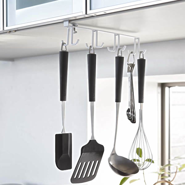 シンプルかつスタイリッシュなデザインが人気キッチンの吊り戸棚に差し込んで使用するキッチンツールフック。目線の高さで使いやすく、キッチンスペースを有効に使えます。キッチンのデッドスペースを利用して収納できるから、台所周りスッキリ。 カウンター...