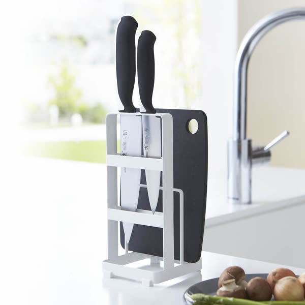 シンプルかつスタイリッシュなデザインが人気シンプル&amp;モダンな形のスタイリッシュなキッチン収納。まな板立てと包丁差しーが一体になったコンパクト構造。 シンクトップでまな板と包丁をすっきり一括収納できます。薄手のカッティングボード×1枚...