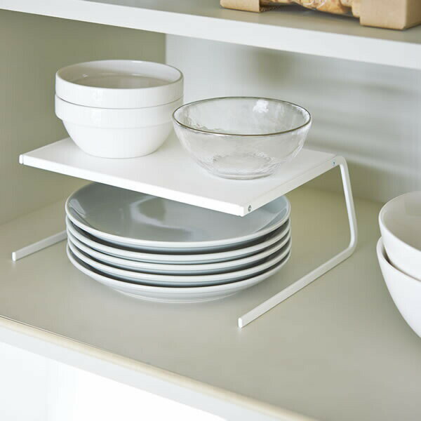 省スペースで便利に収納できるストレージ食器棚の1段を賢く2段にできるディッシュストレージ。1段を有効活用！種類の多いお皿を上手に収納できます。製品を裏返して棚に引っかけて使えば、コースターやキッチン雑貨などの細かいものを収納するのに便利です...