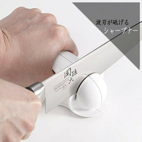 波刃が砥げる！パン切り包丁などの波刃包丁が砥げる包丁研ぎ器。貝印の独自の独立サスペンション構造は、刃の形状に合わせて砥石ユニットが可動。 波刃の凹凸を崩すことなく切れ味を蘇らせます。普通の包丁にも！刃の形状に合わせて砥石の位置を調節するので...
