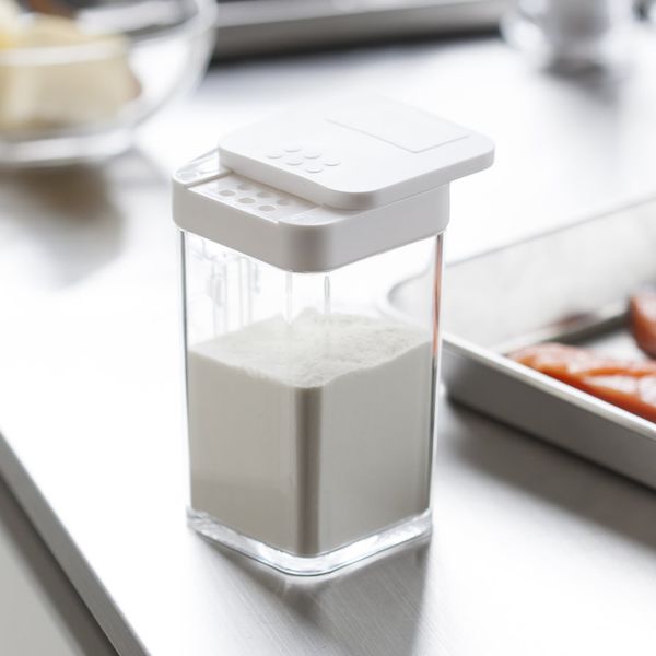 小麦粉やスパイスがラクラクまぶせる調味料ケースさらさらタイプの小麦粉やスパイスなどを簡単にふりかけられる調味料ボトル。詰め替え用のさらさらタイプの小麦粉や、塩コショウ・スパイスなどをふり掛けられます。片手で操作フタは前後にスライド。 複数の...