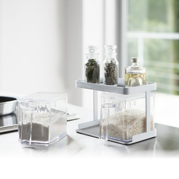 調味料ストッカー2個と調味料ラックのセットシンプルデザインの調味料ラックと調味料ポット2個のセット。調理が楽になる便利なストッカー片手であけてそのまま蓋がキープできる調味料ストッカー。すり切り板付きで、計量ラクラク。小さじ（5ml）計量スプ...