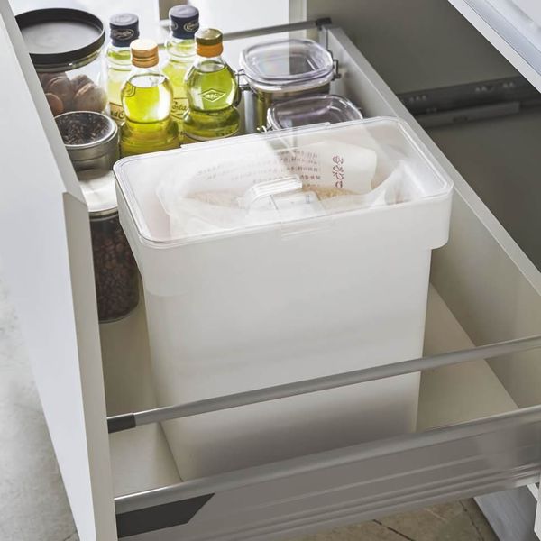 5kgの米袋がぴったり入る！5kgのお米を袋ごと入れてオシャレに保存できる米びつ。お米袋ごと収納5kgのお米袋がそのまま入ります。しっかり密閉フタをパチッとロックしておけば、お米を湿気と酸化から防いでくれます。お米がすくいやすい全面が開く蓋...