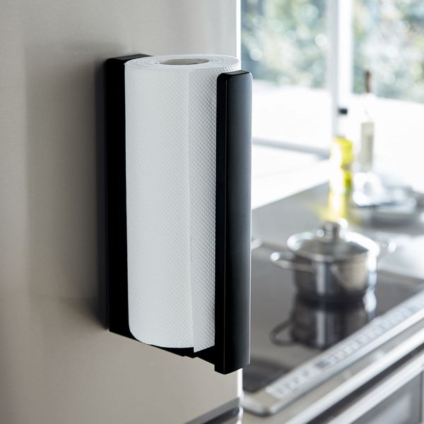 冷蔵庫の扉や側面に！冷蔵庫の扉や側面にマグネットで簡単に取り付けできる、キッチンペーパーホルダー。片手で切れるキッチンペーパーが片手でラクラク切れます。マグネット取り付け冷蔵庫のドアや側面など、磁石の付く場所に設置できます。キッチンペーパー...