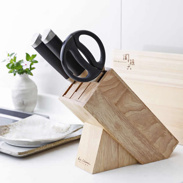 取り出しやすく美しい木製ナイフ収納日本の台所用に設計された木製包丁スタンドです。斜めに収納するタイプで、木片ブロックを重ねたようなオシャレなデザインです。キッチンのレイアウトに合わせて包丁のタテヨコ収納向きを変更できます。収納量刃渡り22c...