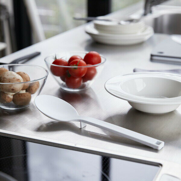 シリコンコーティングのキッチンツールシリーズボウルや鍋などを傷つけにくい、シリコン製の調理用ツールシリーズ。料理をすくったり炒めたりするのに便利な調理用スプーン。滑りにくく、しっとりと手になじみます。食器洗い洗浄機OK。鍋やフライパンを傷つ...