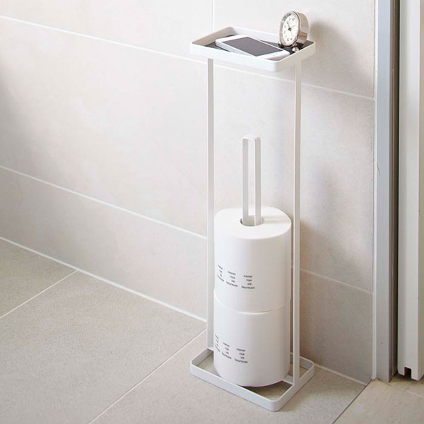 見せる収納でトイレ空間を快適に！トイレットペーパーのスペアをストックする、トイレットペーパーラック。置き場に困る携帯や芳香剤、灰皿などの小物が置ける便利なトレー付き！小物置きは、トイレットペーパーストッカー上の空間を利用したコンパクト設計。...