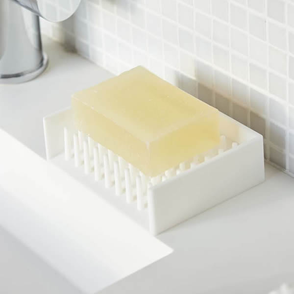 乾きやすいからせっけん長持ち石けんを点で支える水切れが良いソープディッシュ。トレイから伸びたピンの先で固形石けんを支えます。点で支えているので水切れがよく、乾きが早いので石鹸長持ち。石鹸がこぼれ落ちないよう、3方向に壁が設けられています。ト...