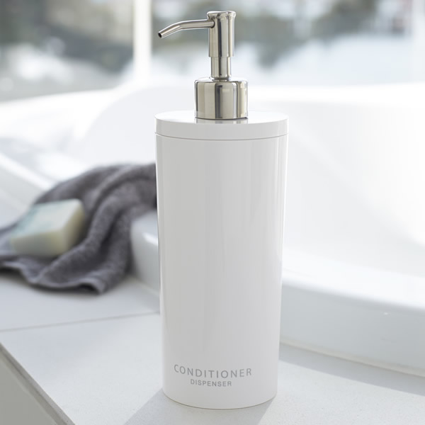高級感のある陶器風の詰め替え容器【コンディショナー用】陶器のようにツヤのある表面がエレガントなバスルームを演出する、丸型形状のディスペンサー。中身をラクラク注げる広口。 シャンプーやリンスを詰め替え用袋のまま入れることもできる、2WAY仕様...
