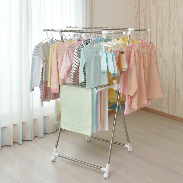 幅と高さを伸縮できる室内物干し台干し物・干す量に合わせて幅と高さが変えられるダブル伸縮X型物干し台。室内用のX型物干し台です。伸縮バーで干す量に応じて幅調節！両サイドの伸縮バーを伸ばすことで71cmから最大100cmまで干し部が拡大できます...