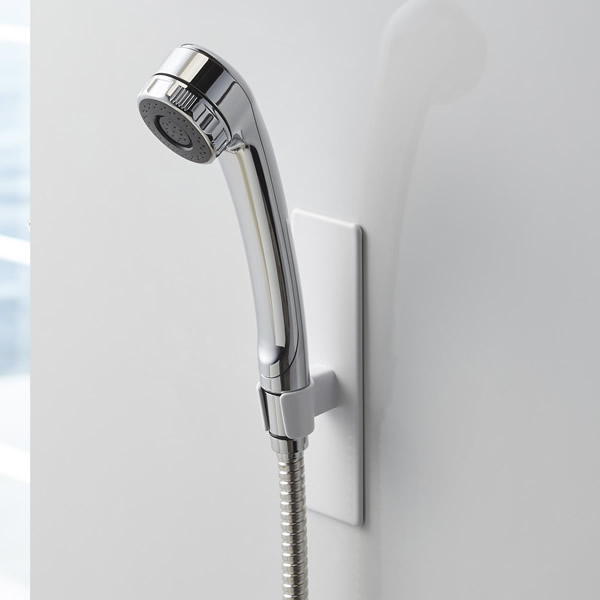 シンプルなデザインがおしゃれ磁石がくっつく浴室壁面に簡単取り付けのバスシリーズ。マグネットで好きな位置に設置できるシャワーフック。入浴時にお好きな高さにシャワーヘッドを固定できます。壁面を傷つけにくく、錆びにくいラバータイプのマグネットを使...