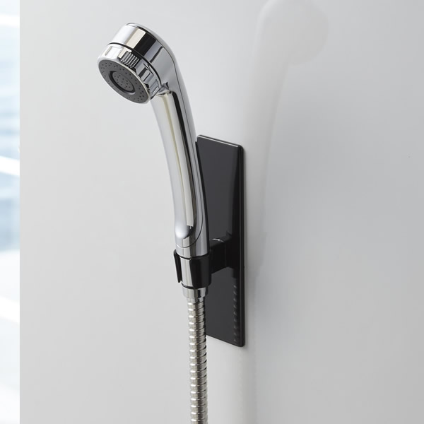 シンプルなデザインがおしゃれ磁石がくっつく浴室壁面に簡単取り付けのバスシリーズ。マグネットで好きな位置に設置できるシャワーフック。入浴時にお好きな高さにシャワーヘッドを固定できます。壁面を傷つけにくく、錆びにくいラバータイプのマグネットを使...