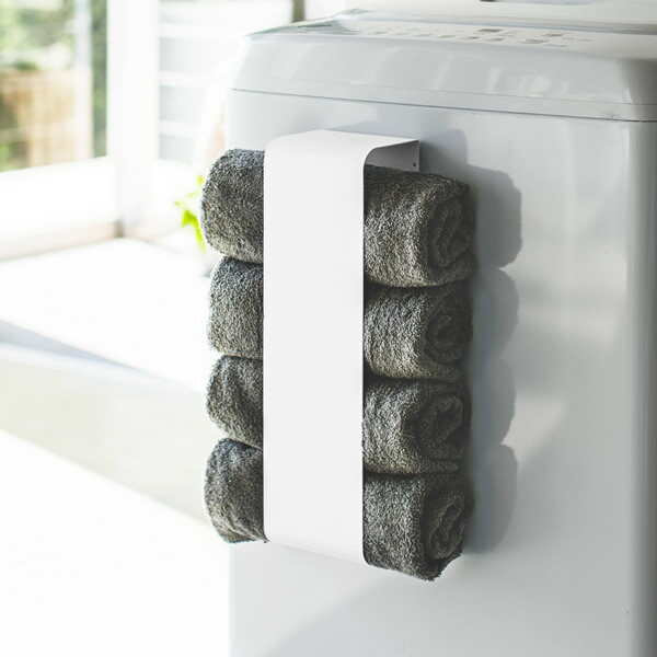 磁石で簡単取り付けバスタオルを丸めて挟むだけで、洗濯機や壁面などにタオルが収納できる。マグネットで簡単取り付け。お風呂上がりにサッとタオルが取れて便利です。使ったバスタオルはそのまま洗濯機へ！付属の木ネジで壁面にも取り付けられます。付属品:...