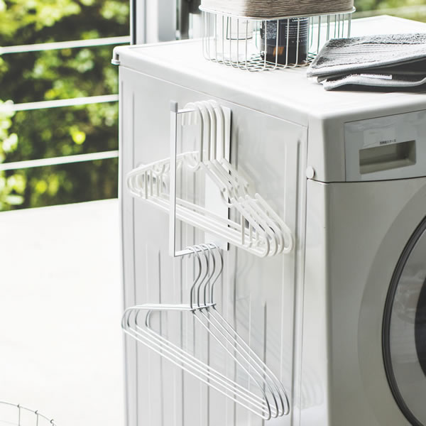 洗濯ハンガーをスリムに一括収納！強力磁石で洗濯機横に簡単取付！かさばる洗濯ハンガーを洗濯機横のすきまにスッキリ一括収納！取り出しやすく、使った後はスリムに収納。洗濯物をその場でハンガーに掛けられるから動作がスムーズ！ハンガーを2段に収納した...