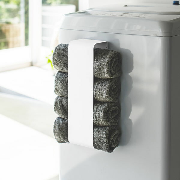 磁石で簡単取り付け。バスタオルを丸めて挟むだけで、洗濯機の側面などにタオル収納ができる。磁石で簡単に取付。お風呂上がりにサッとタオルが取れて便利です。付属の木ネジで壁面にも取り付けられます。使ったバスタオルはそのまま洗濯機へ！対応サイズ丸め...