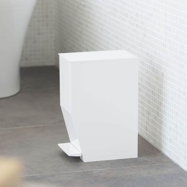 トイレにすっきり収まるシンプルデザインシンプルでスタイリッシュなペダル式トイレポット。シンプルなデザインなのでトイレにすっきり収まります。ゴミが捨てやすいフタを触る必要がないペダル式。ペダルを踏んだときの開口部は約70度開くので、ゴミ捨てし...